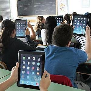 Gricignano, tablet in classe per gli alunni della scuola media - Pupia.tv