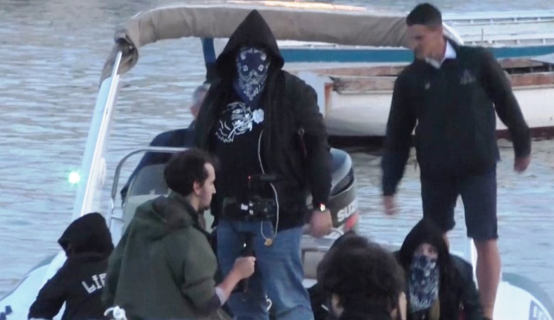 Liberato, in migliaia acclamano il rapper senza volto - Pupia.tv