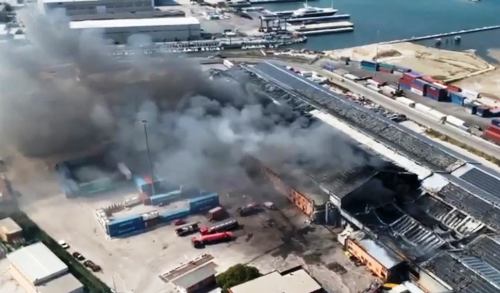 Violento incendio al Porto di Ancona: decine di esplosioni - Pupia.tv