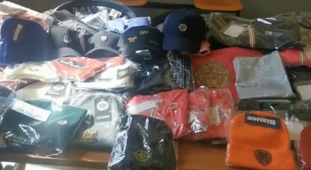 Napoli, falsi capi di abbigliamento di note griffe: sequestrato ...