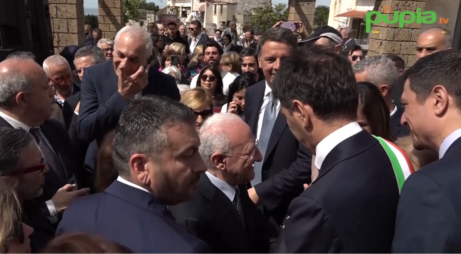 Scavi Ercolano, De Luca e Renzi inaugurano Piazza Carlo di Borbone ...