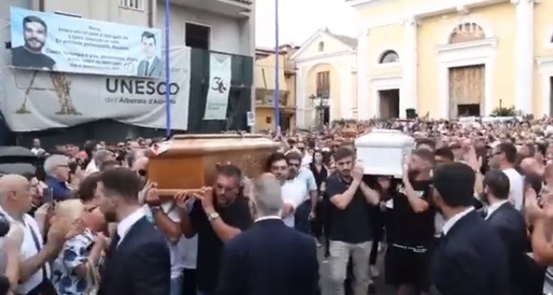 Cesa in lacrime per l'ultimo saluto a Marco e Claudio Marrandino - Pupia.tv