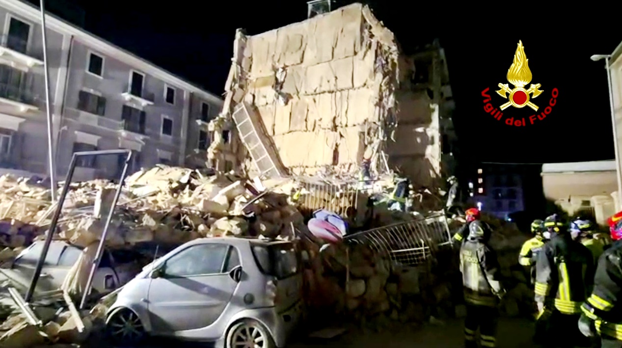 Crollo palazzina a Bari, si scava tra le macerie: anziana dispersa ...