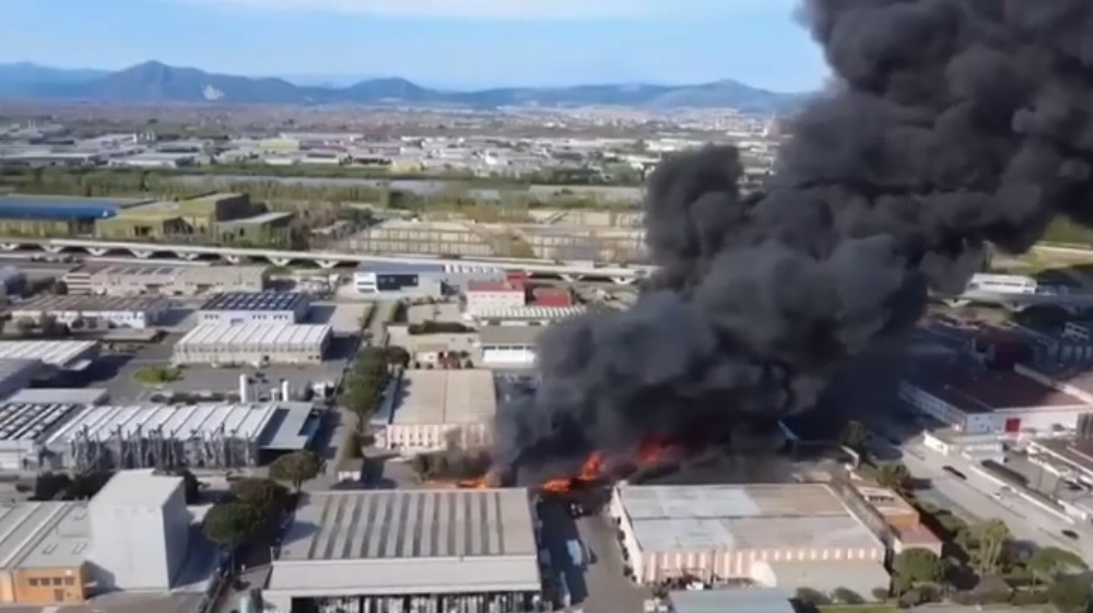 Incendio alla Chimpex di Caivano: la nube visibile da Napoli a Caserta. Prime analisi Arpac ...